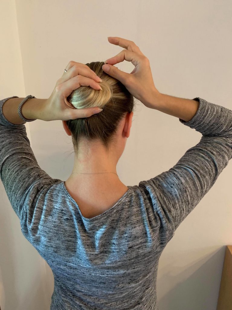 Comment réaliser un chignon pour le cours de danse? – École de danse Lorcia